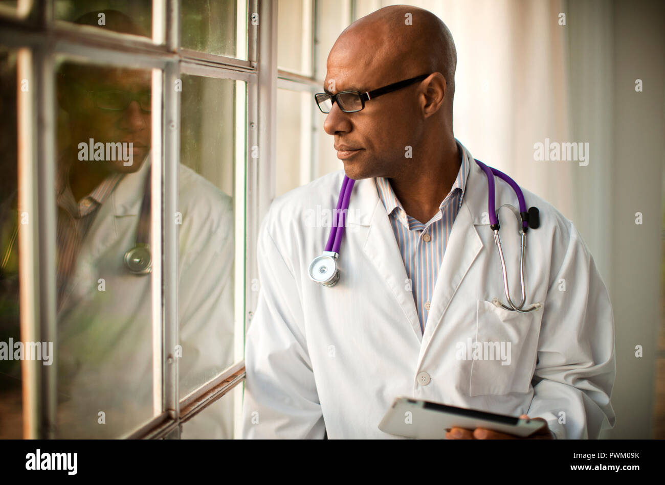 Doctor holding ipad hi-res stock photography and images - Alamy