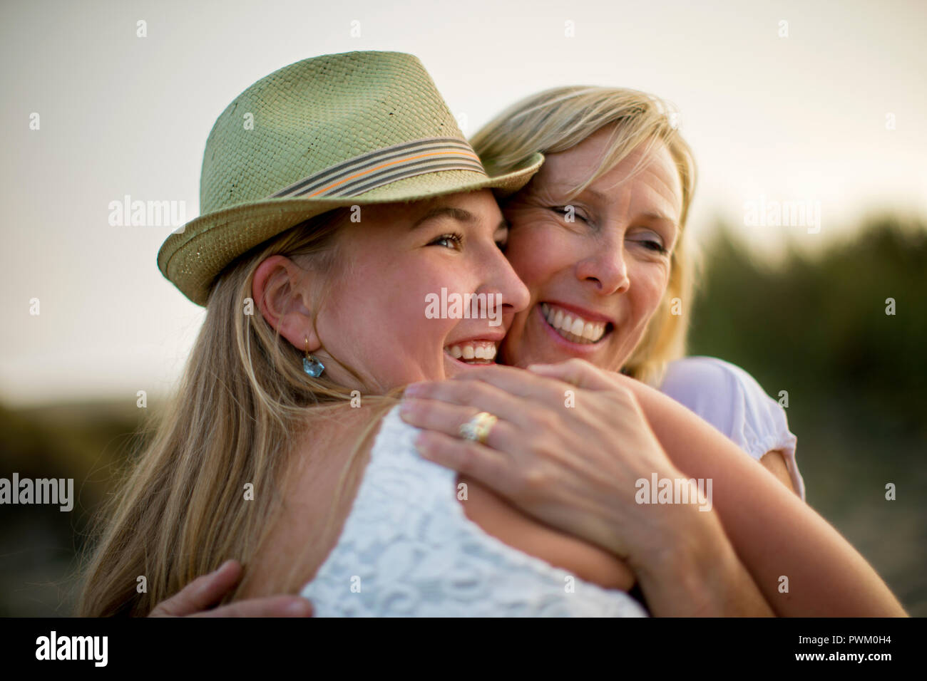 Mom hugging her teen daughter hi-res stock photography and images - Alamy