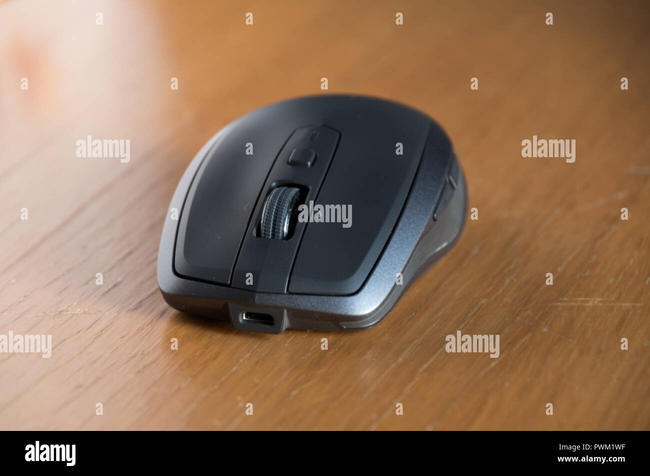 Wireless Mouse with omnidirectional scroll wheel and side buttons ...