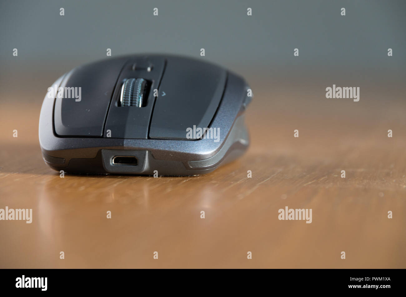 Wireless Mouse with omnidirectional scroll wheel and side buttons ...