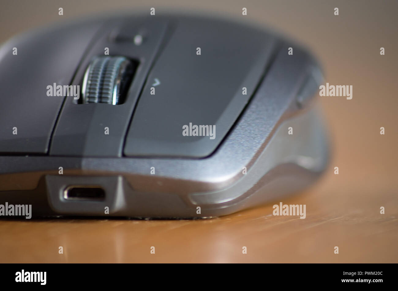 Wireless Mouse with omnidirectional scroll wheel and side buttons ...