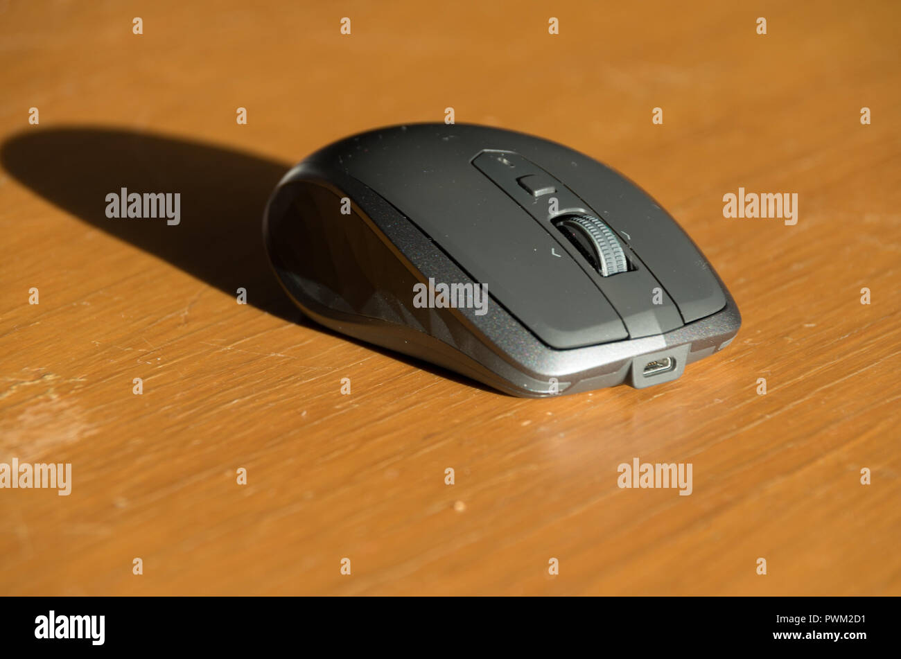 Wireless Mouse with omnidirectional scroll wheel and side buttons ...
