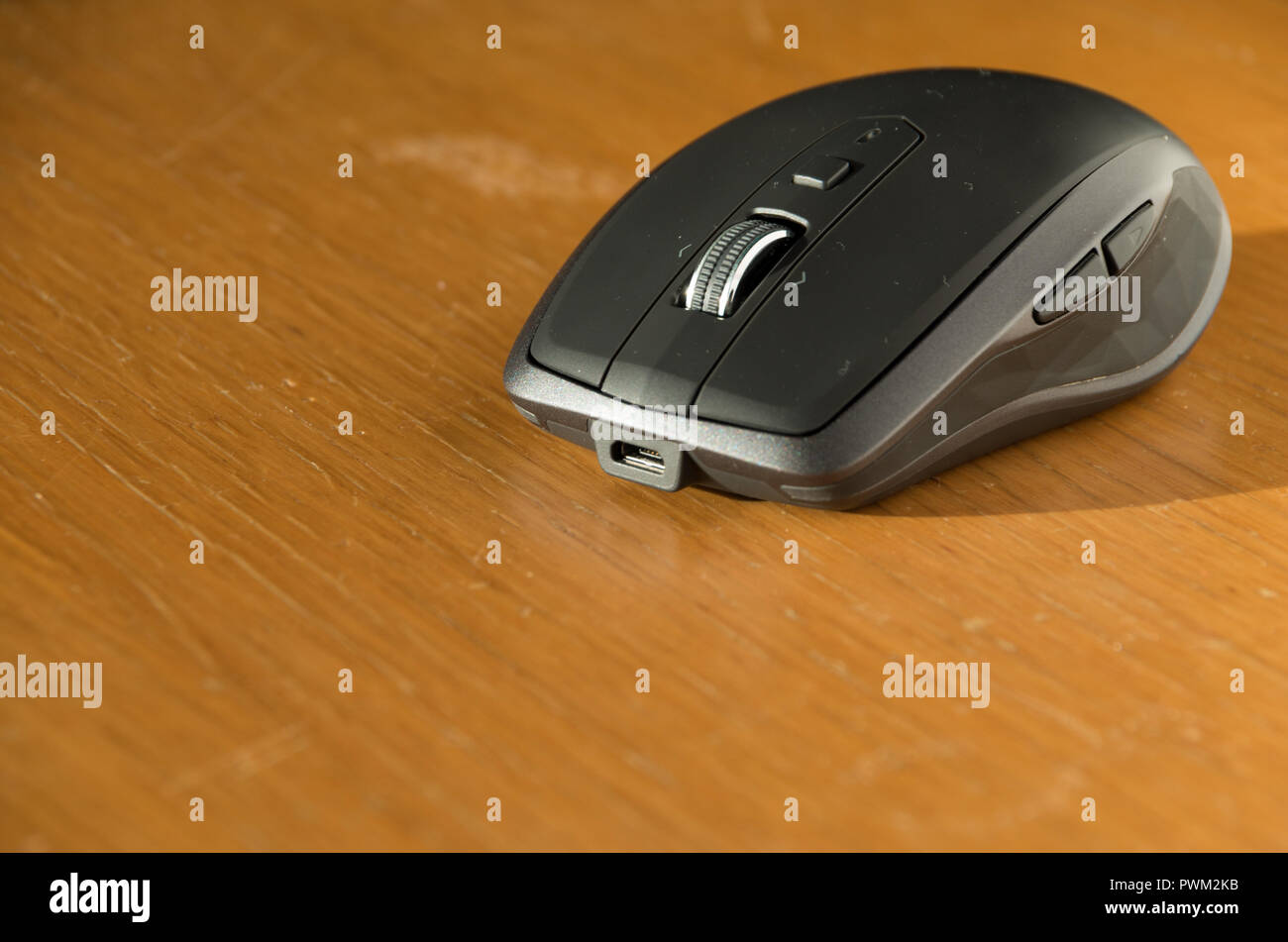 Wireless Mouse with omnidirectional scroll wheel and side buttons ...