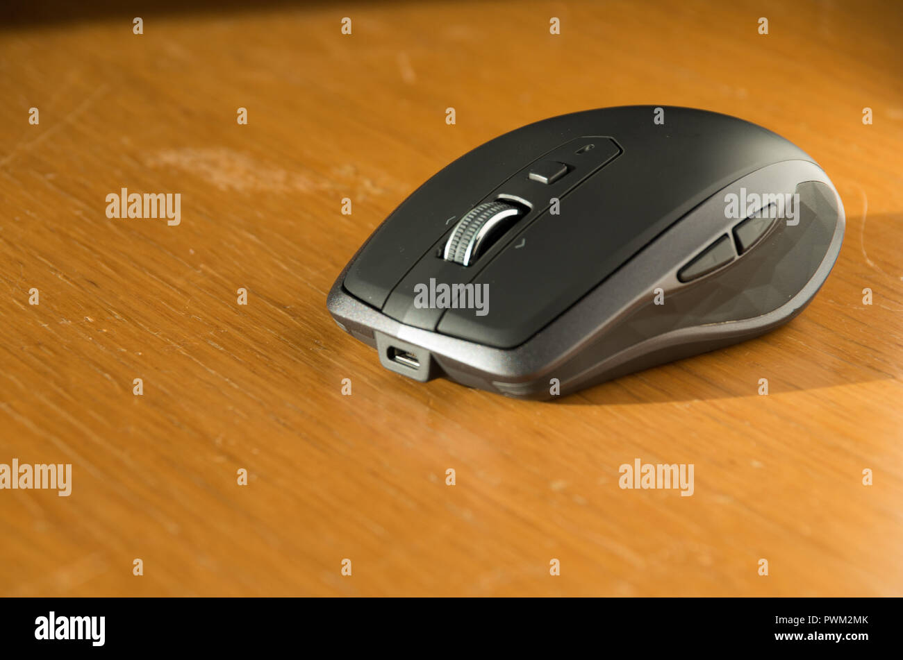 Wireless Mouse with omnidirectional scroll wheel and side buttons ...