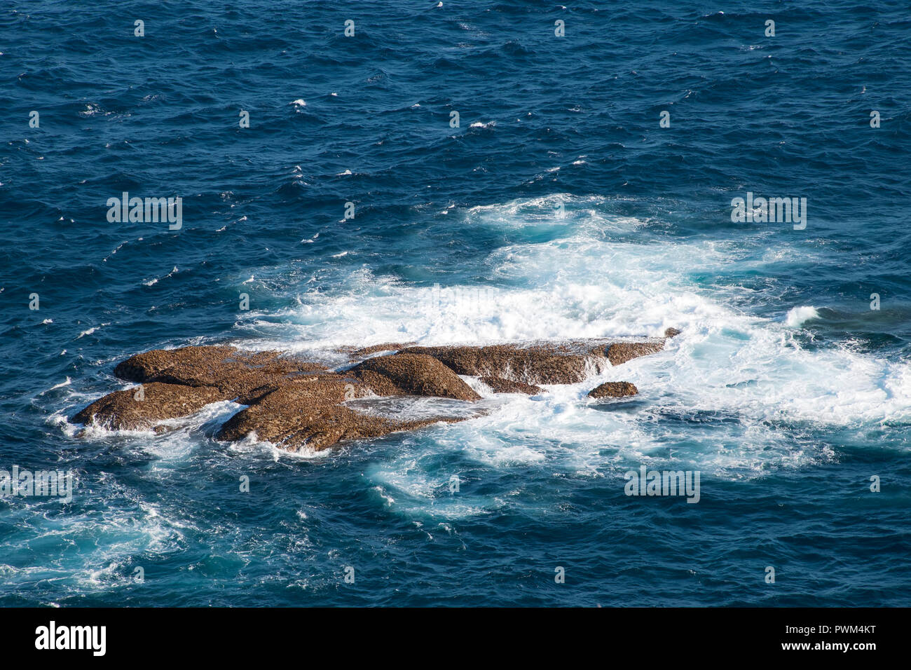 Breaking rock rocks australian landscape hi-res stock photography and ...