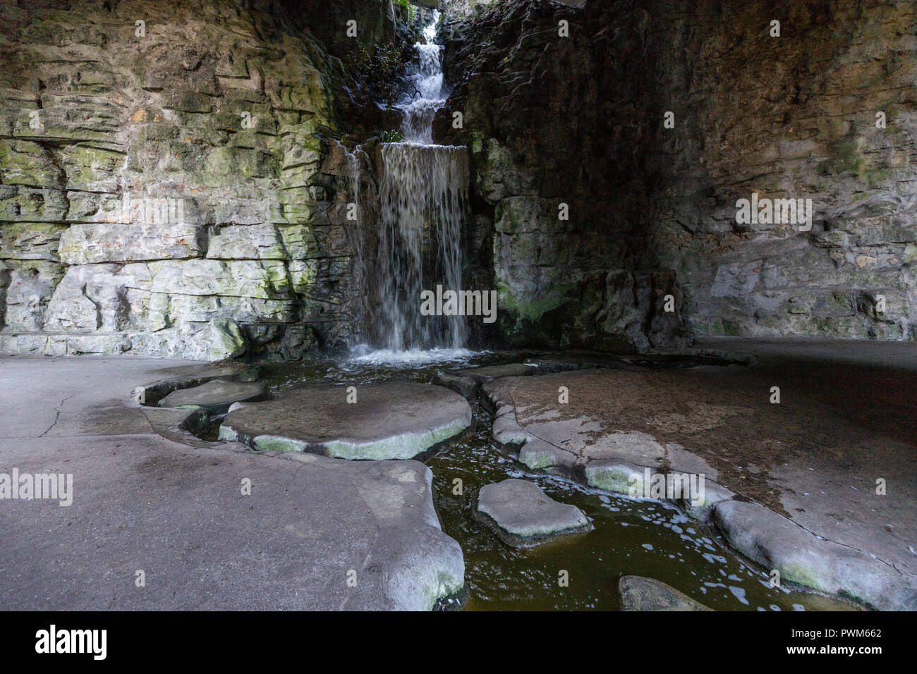 Parc des buttes chaumont waterfall hi-res stock photography and images ...