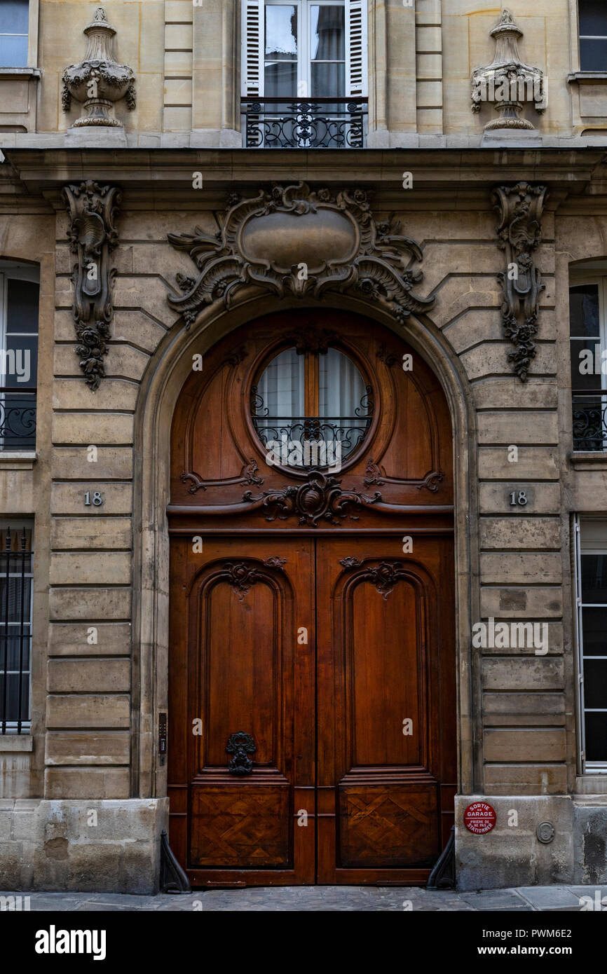 Ornate Paris Door - Thousands of doors and gates adorn buildings in ...