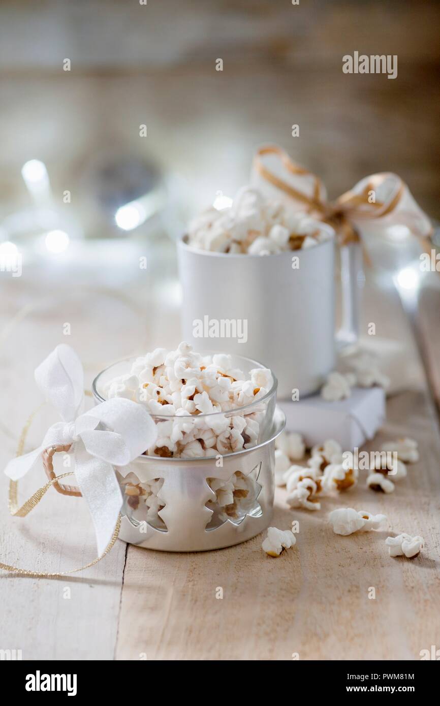 Christmas popcorn with icing sugar and cinnamon Stock Photo - Alamy