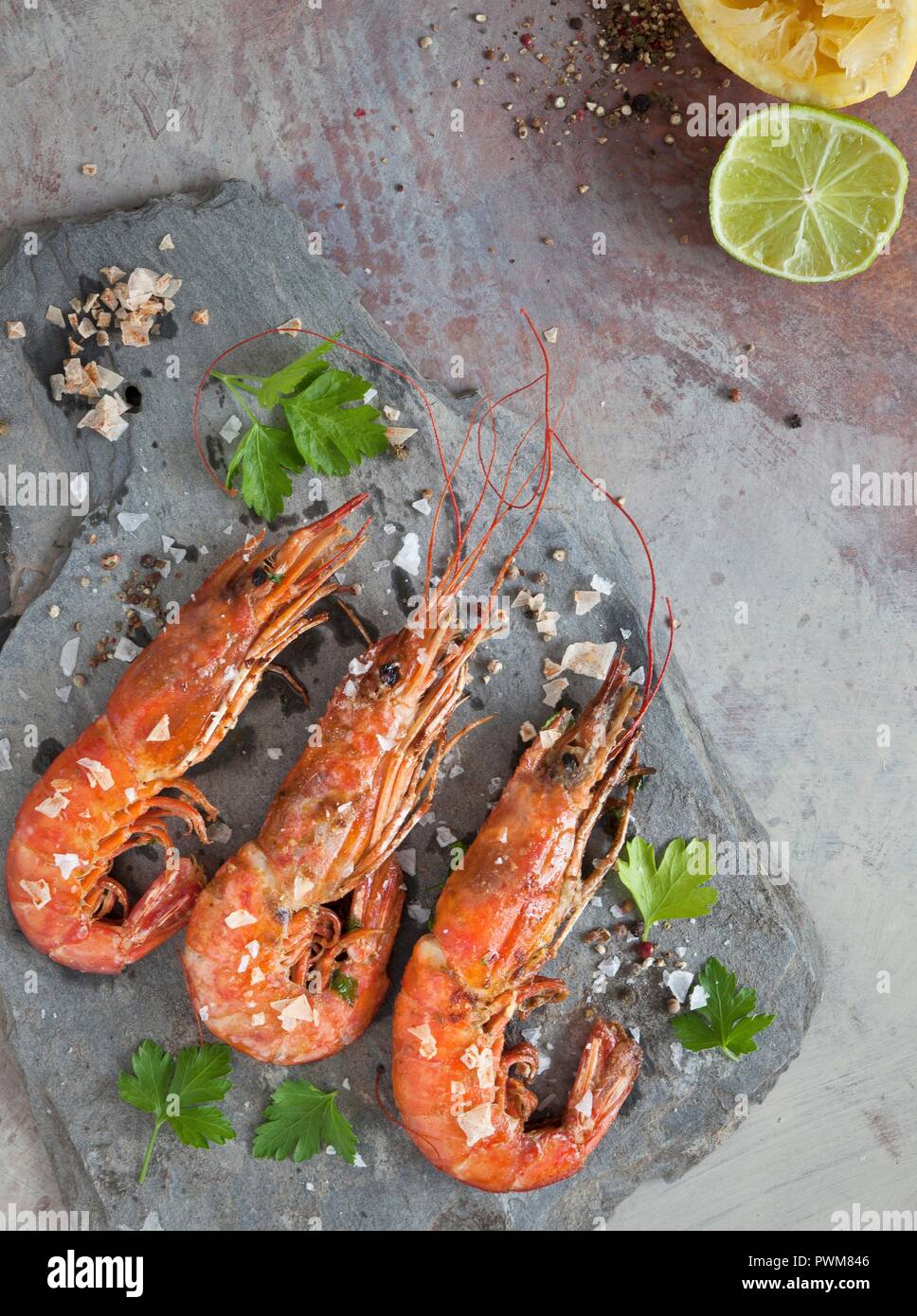 Prawns with sea salt and parsley Stock Photo - Alamy