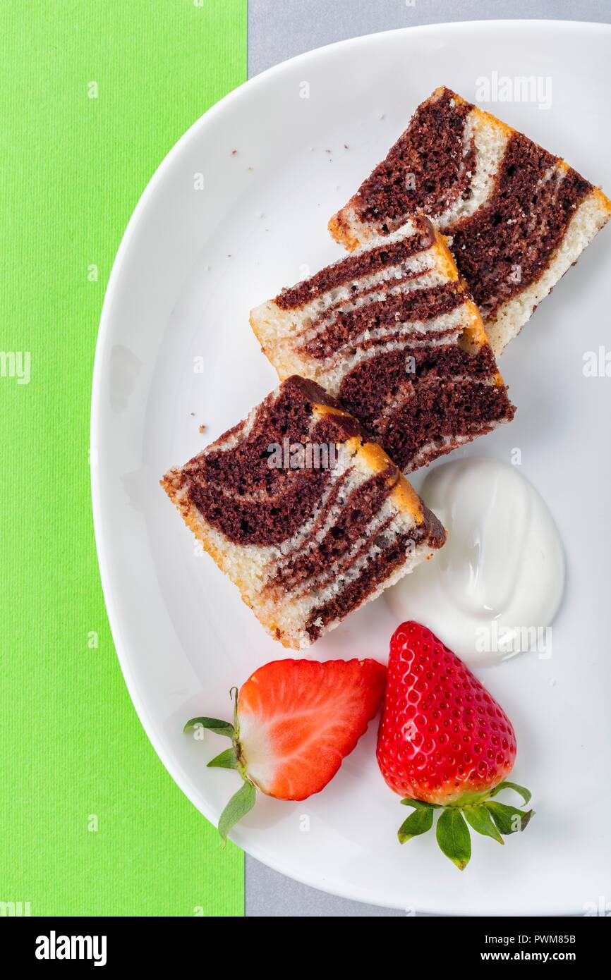 Marble cake with fresh strawberries Stock Photo - Alamy