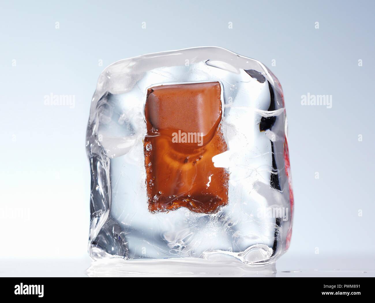 Outline of a cube hi-res stock photography and images - Alamy