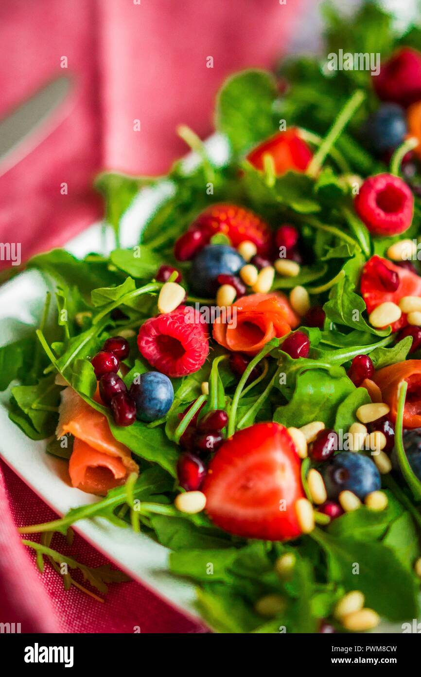 Healthy salad with rocket, spinach, smoked salmon and berries Stock ...