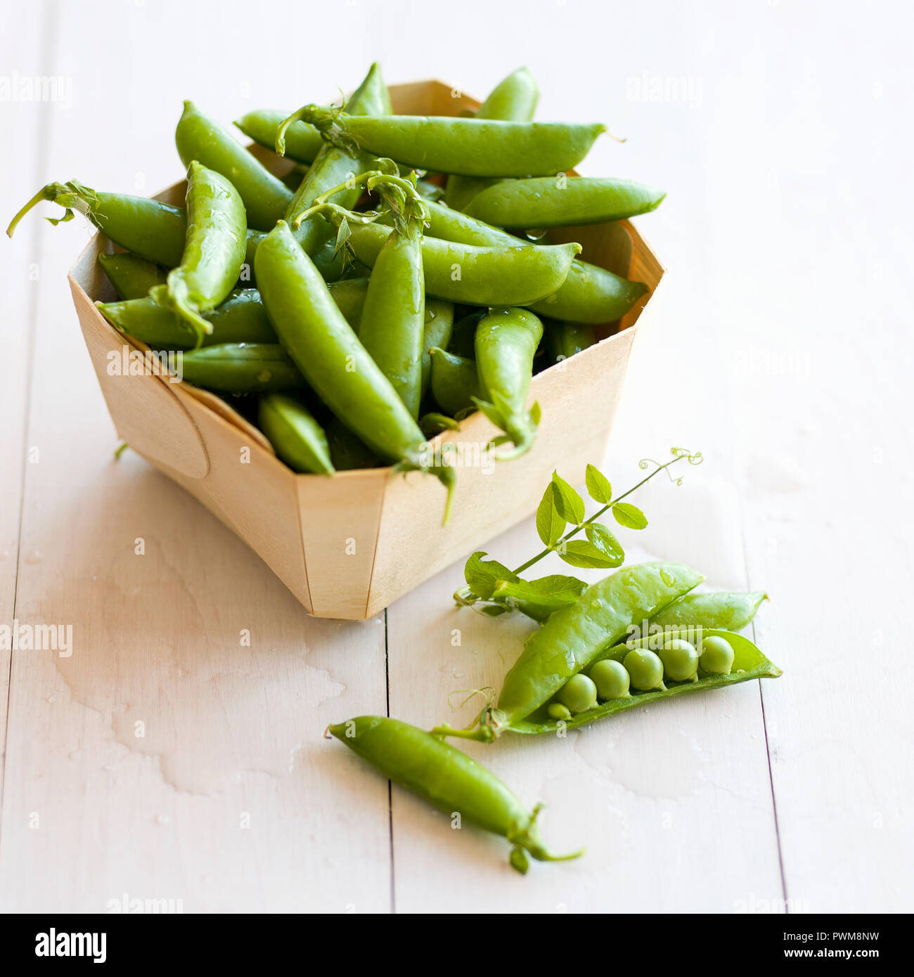 Mange tout in a wooden basket Stock Photo - Alamy