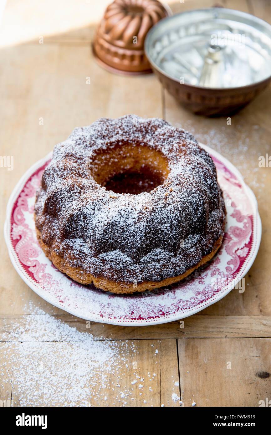 A Bundt cake dusted with icing sugar Stock Photo - Alamy
