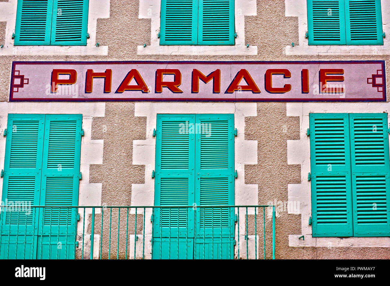 Pharmacy sign france heat hi-res stock photography and images - Alamy