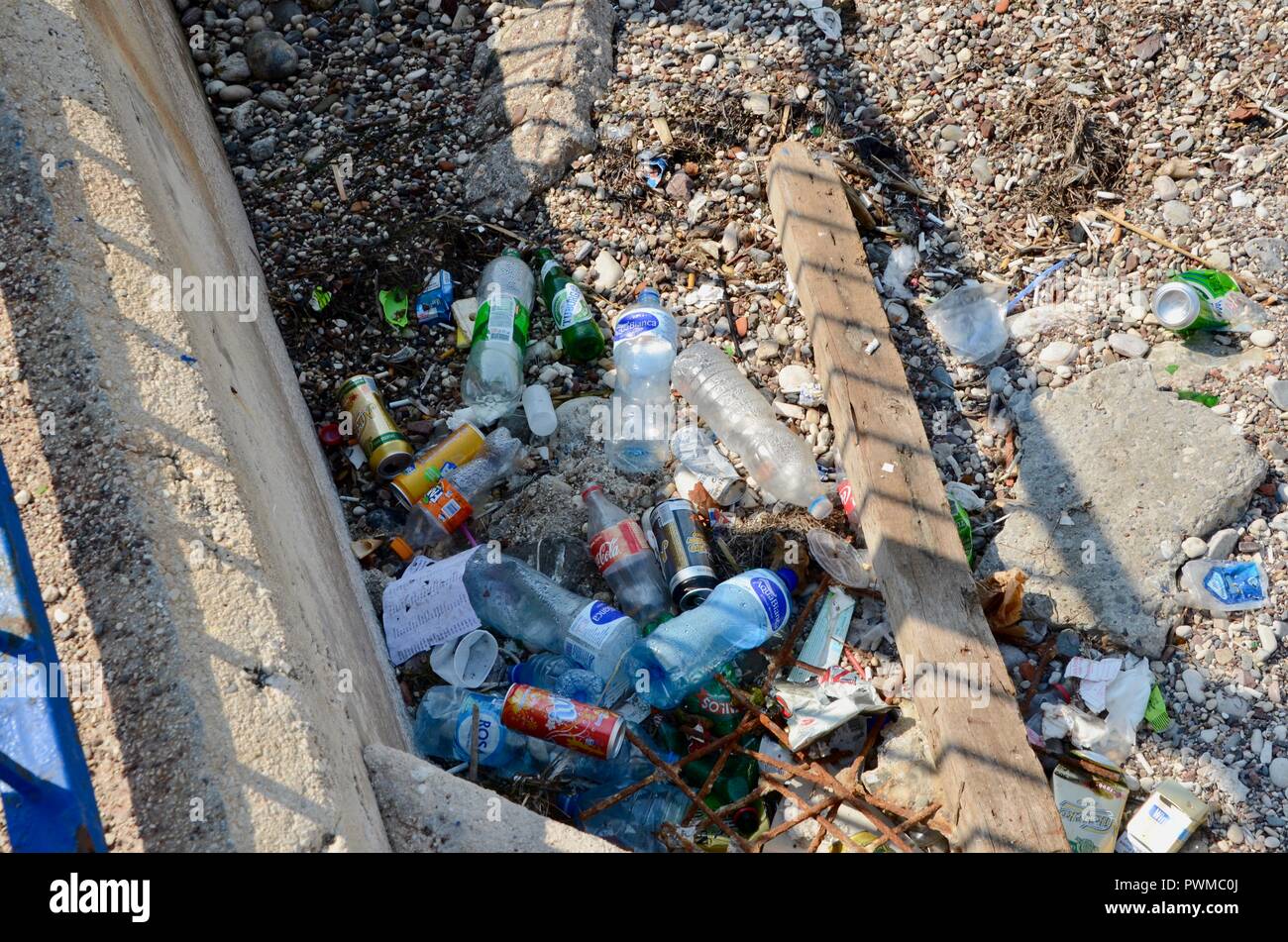 Plastic trash piles beach hi-res stock photography and images - Alamy