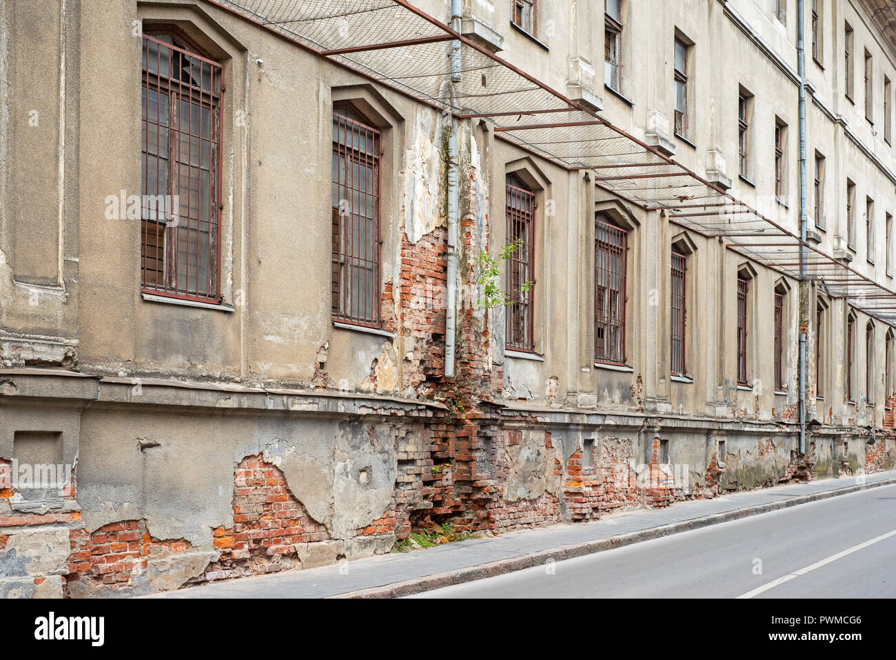 abandoned grunge building with with boarded up windows Stock Photo - Alamy