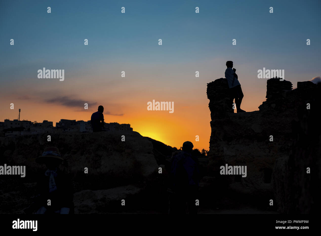 people lean on wall Stock Photo - Alamy