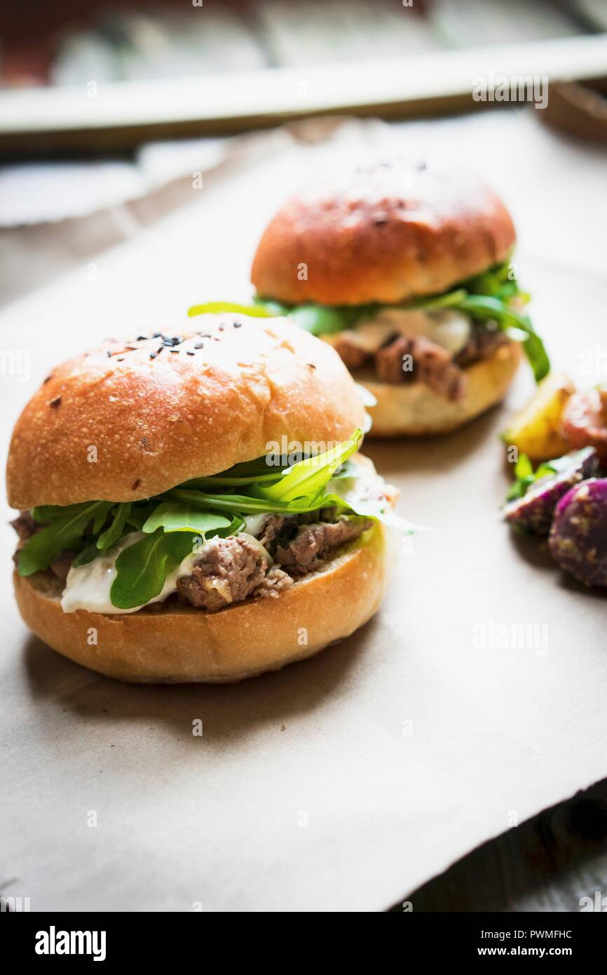 Beefburgers with cheese and rocket Stock Photo - Alamy