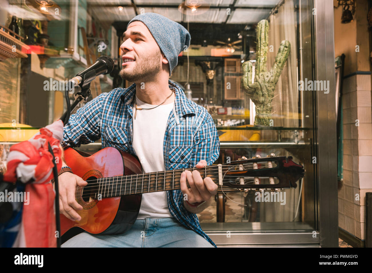 Young singer song writer hi-res stock photography and images - Alamy