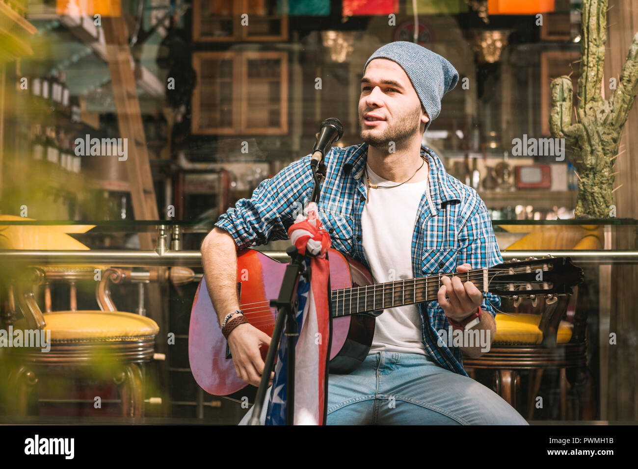 Creative male guitarist introducing song before singing Stock Photo - Alamy