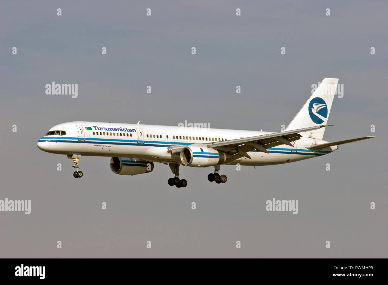 Side view jet boeing 757 hi-res stock photography and images - Alamy