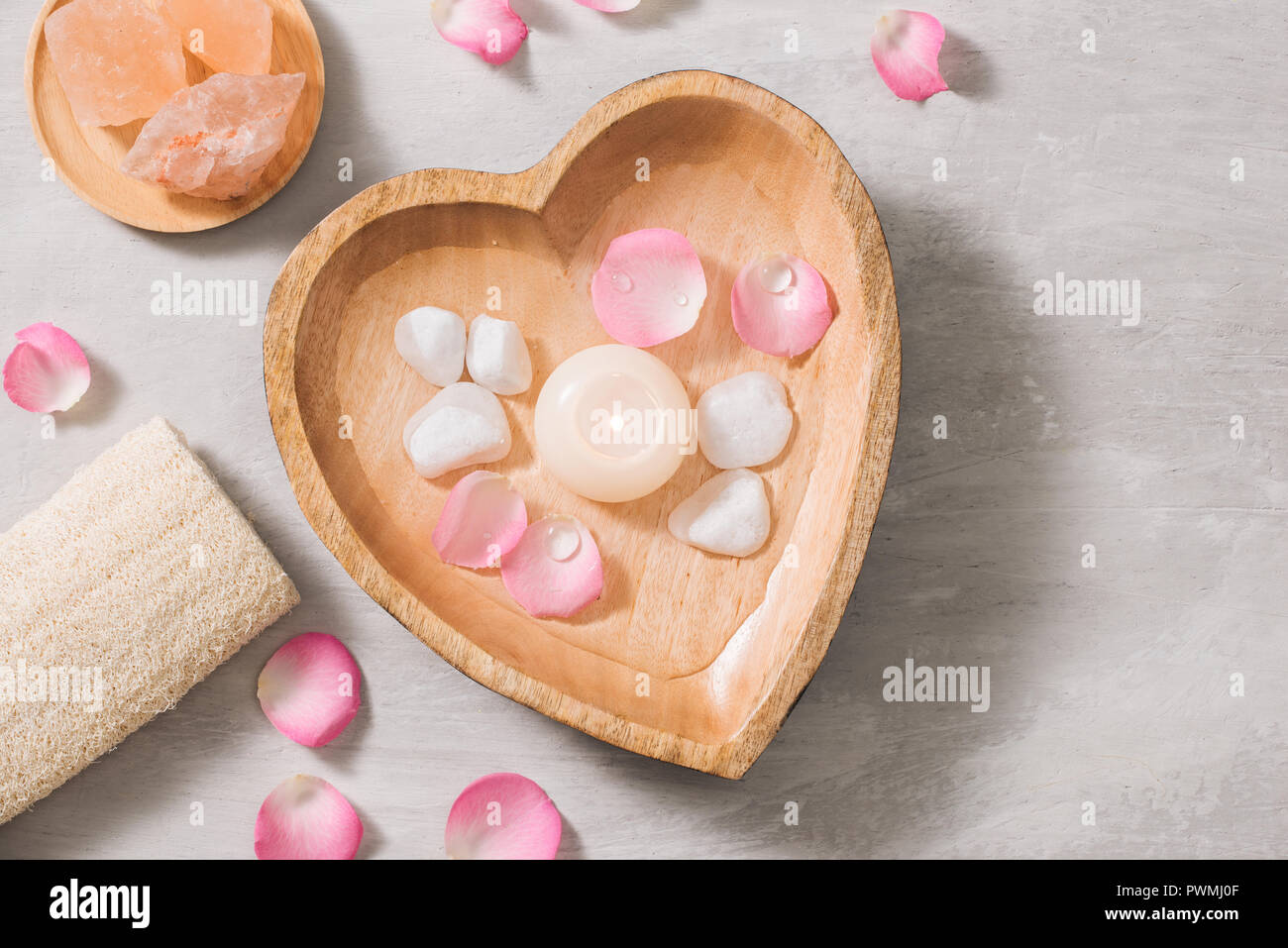 Bath with roses hi-res stock photography and images - Alamy