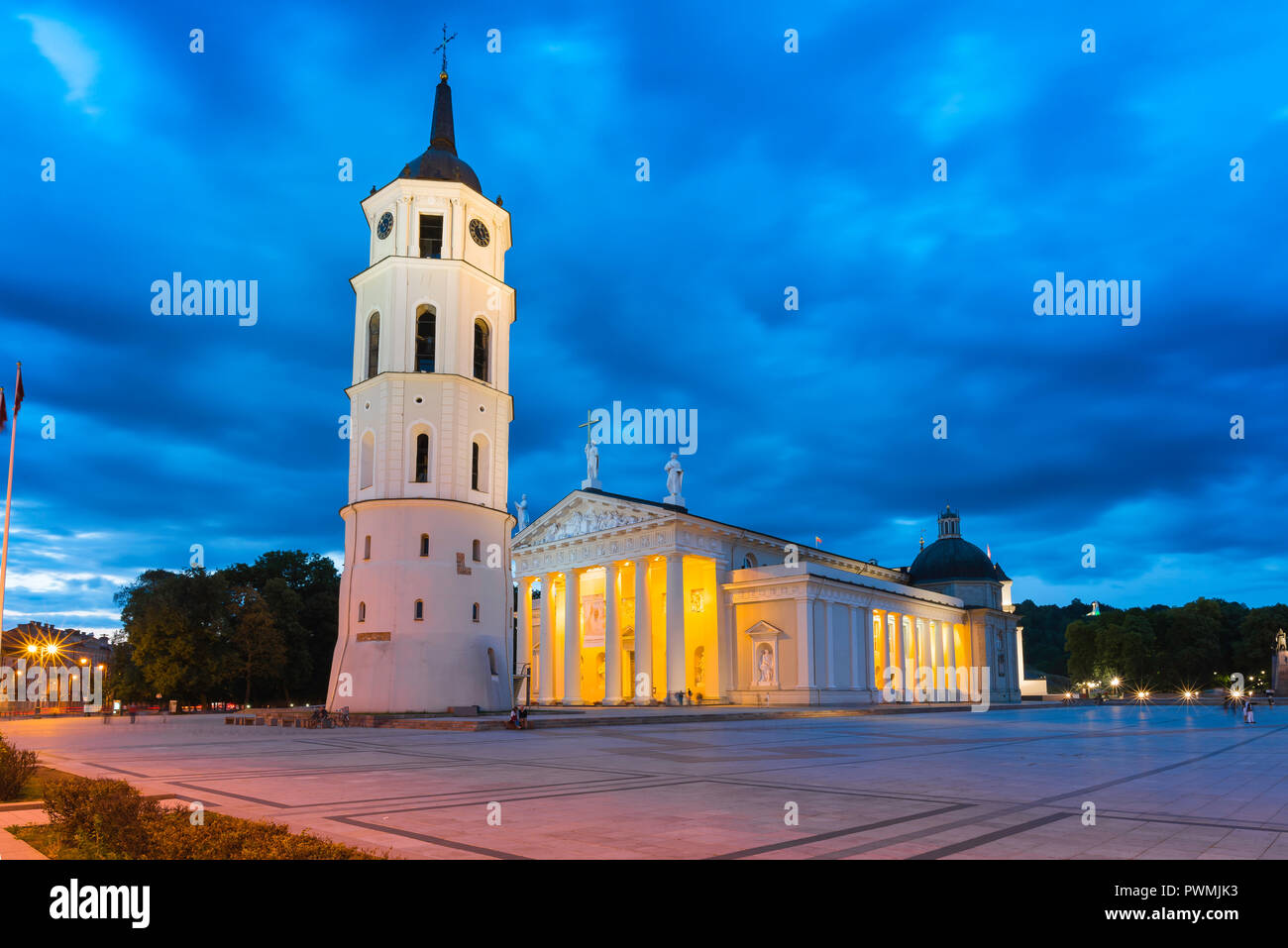 Vilnius Cathedral Square, scenic view at night of Vilnius Cathedral and ...