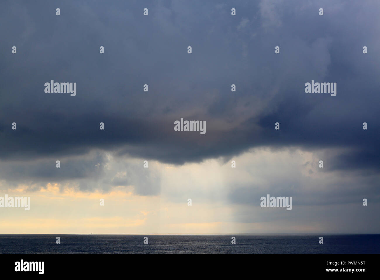 Grey cloud background hi-res stock photography and images - Alamy