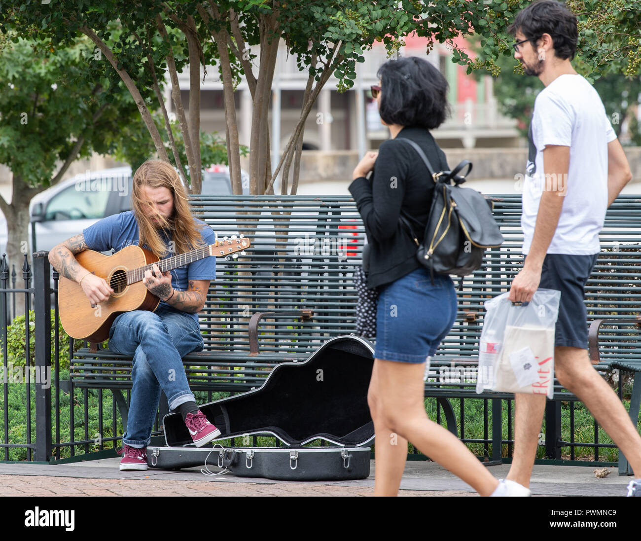 New orleans busker hi-res stock photography and images - Alamy