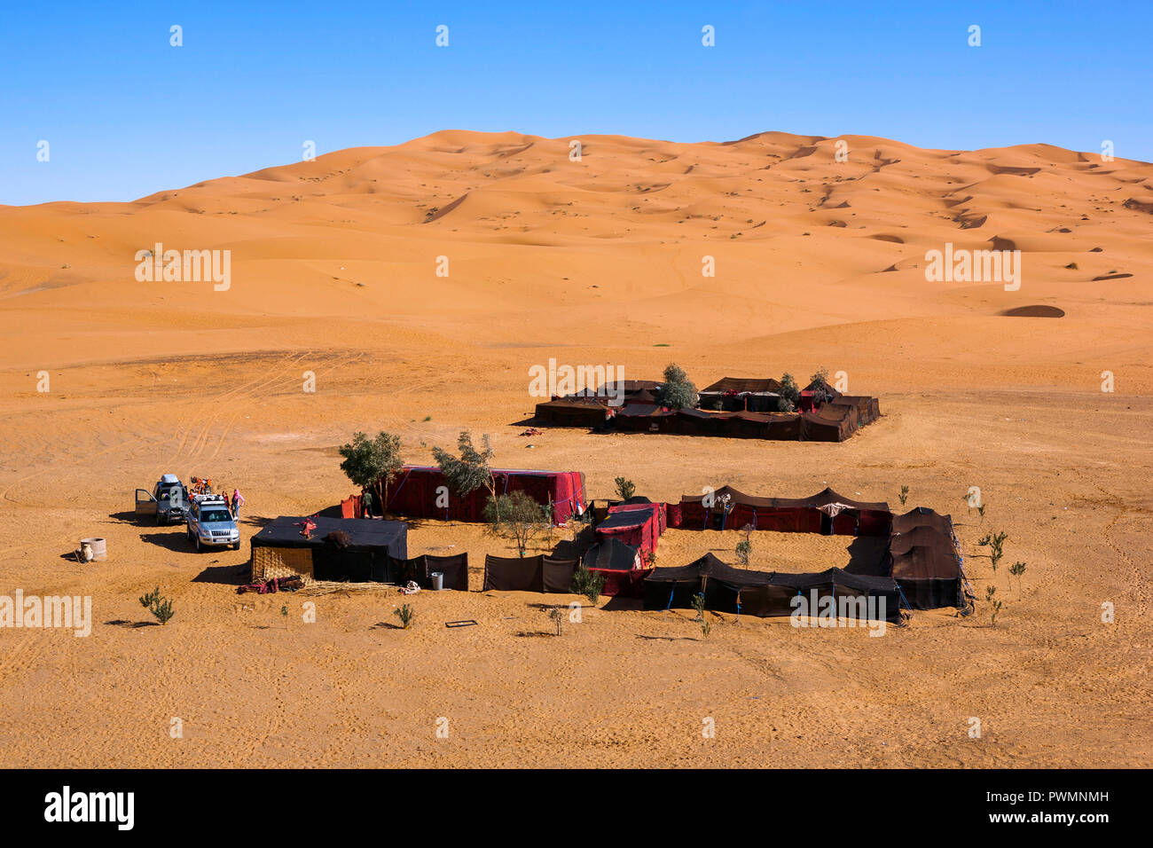 Berber tents desert merzouga morocco hi-res stock photography and ...