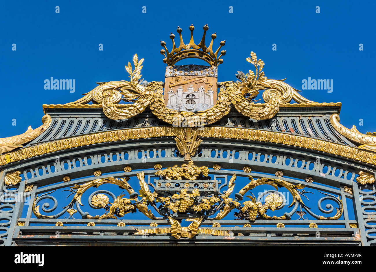 Bordeaux coat of arms hi-res stock photography and images - Alamy