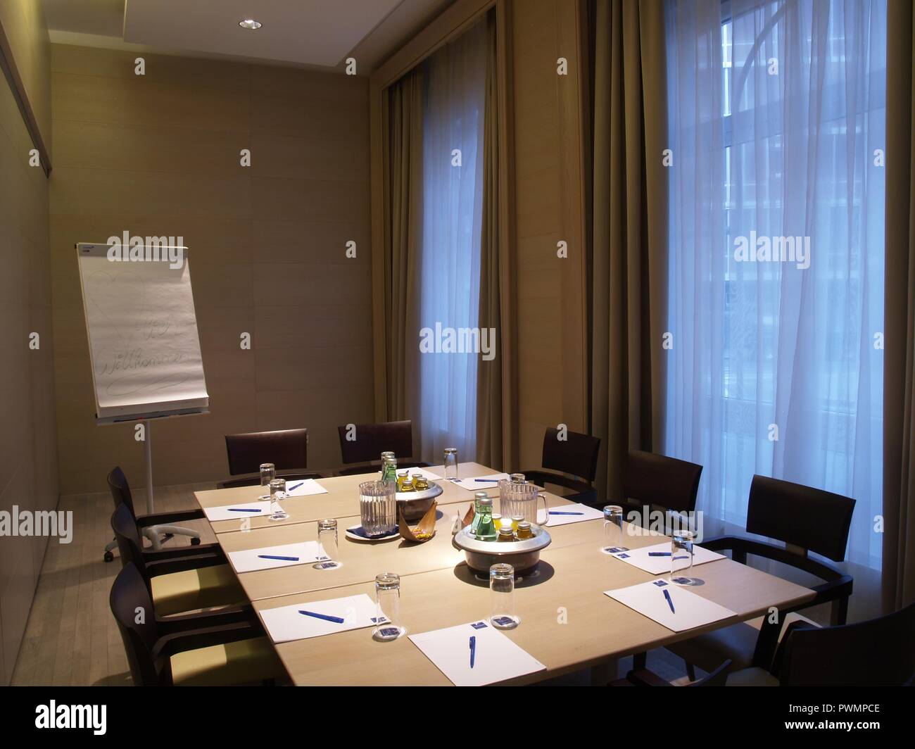 Konferenzzimmer - Conference Room Stock Photo - Alamy