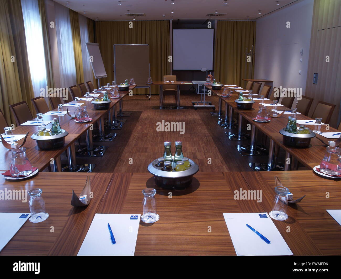 Konferenzraum - Conference Room Stock Photo - Alamy