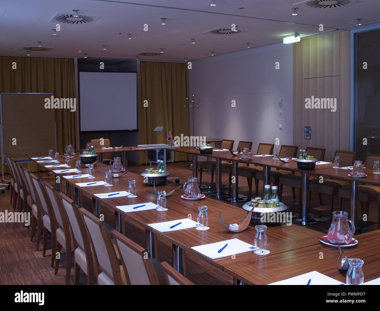Konferenzraum - Conference Room Stock Photo - Alamy