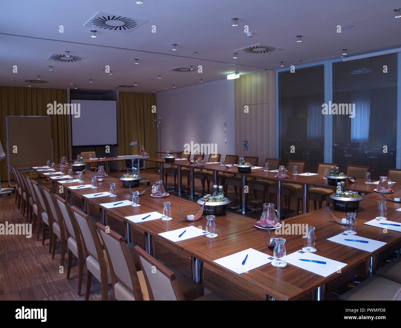 Konferenzraum - Conference Room Stock Photo - Alamy