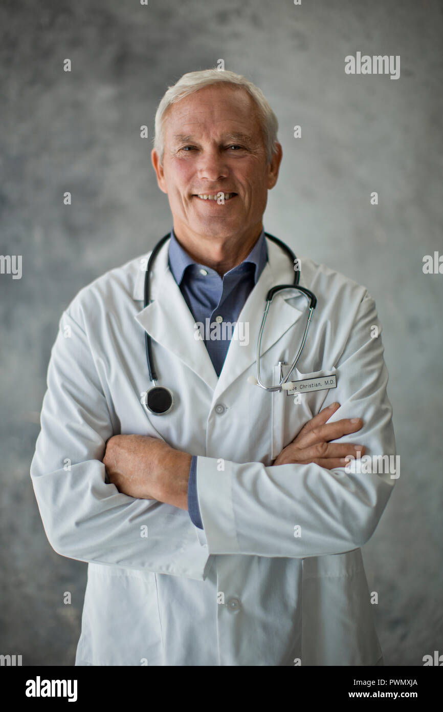 Old person, eye doctor hi-res stock photography and images - Alamy