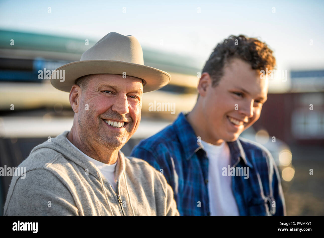 Happy family at beach hats High Resolution Stock Photography and Images ...