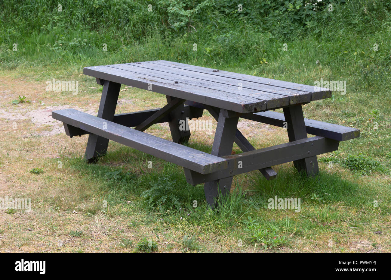 Simple bench hi-res stock photography and images - Alamy
