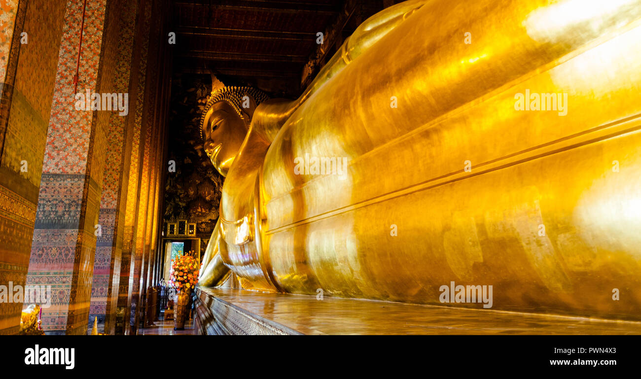 Huge golden buddha temple thailand hi-res stock photography and images ...