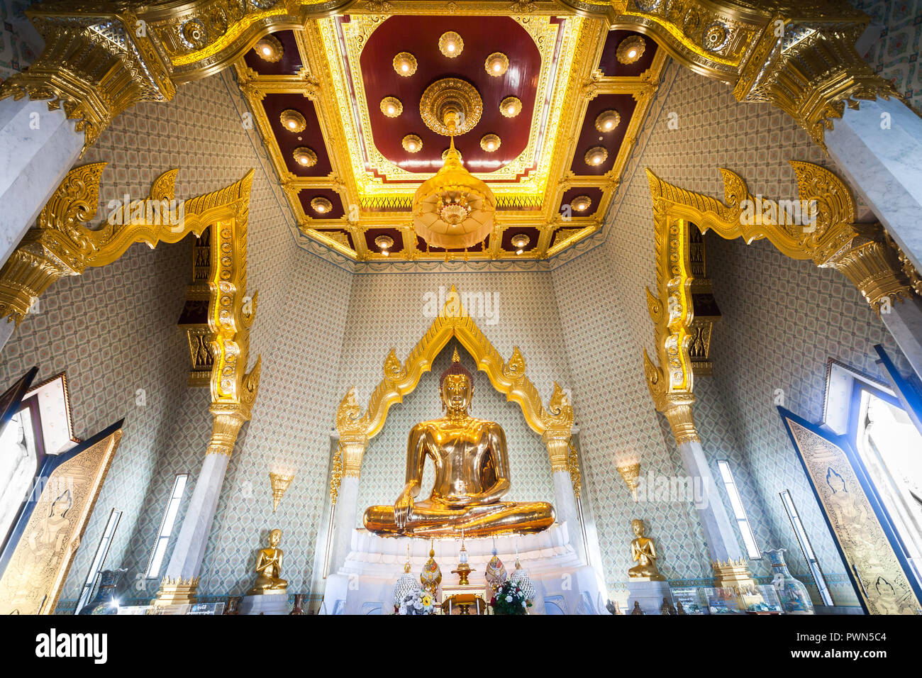 Statue of golden Buddha in Wat Traimit temple, Bangkok, Thailand Stock ...