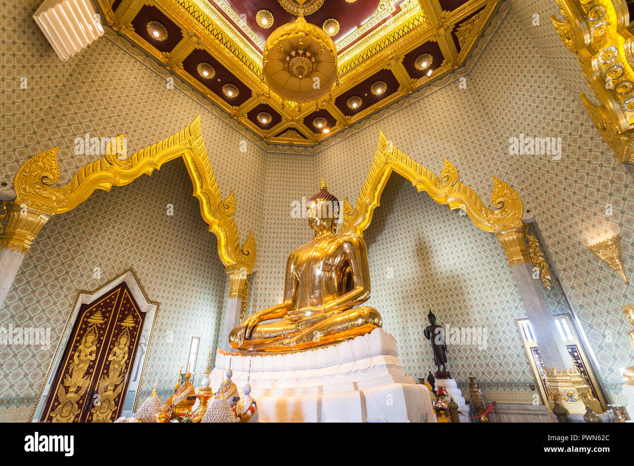 Statue of golden Buddha in Wat Traimit temple, Bangkok, Thailand Stock ...