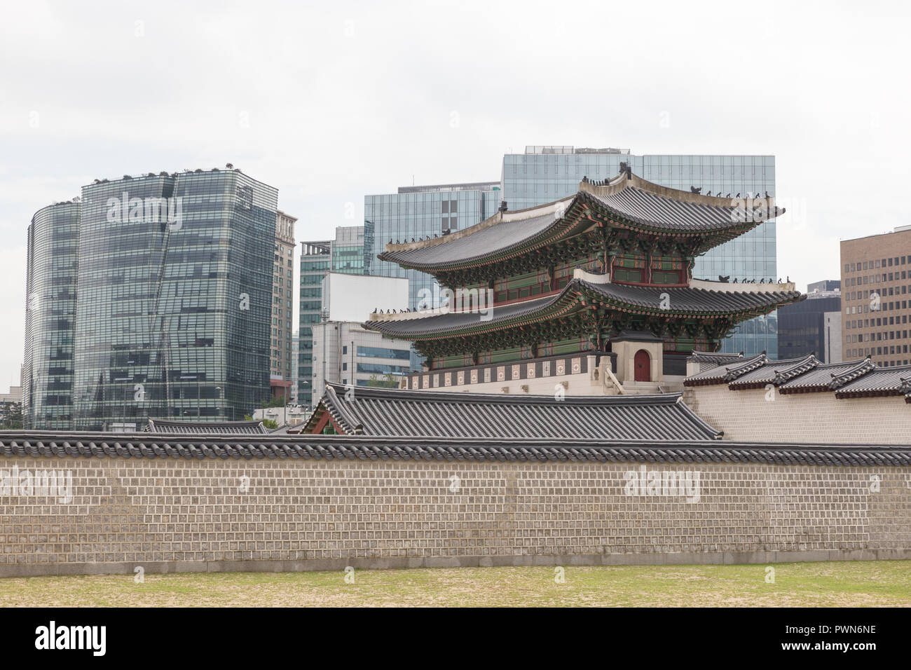 Namdaemun Sungnyemun gate and palace in Seoul, South Korea Stock Photo ...