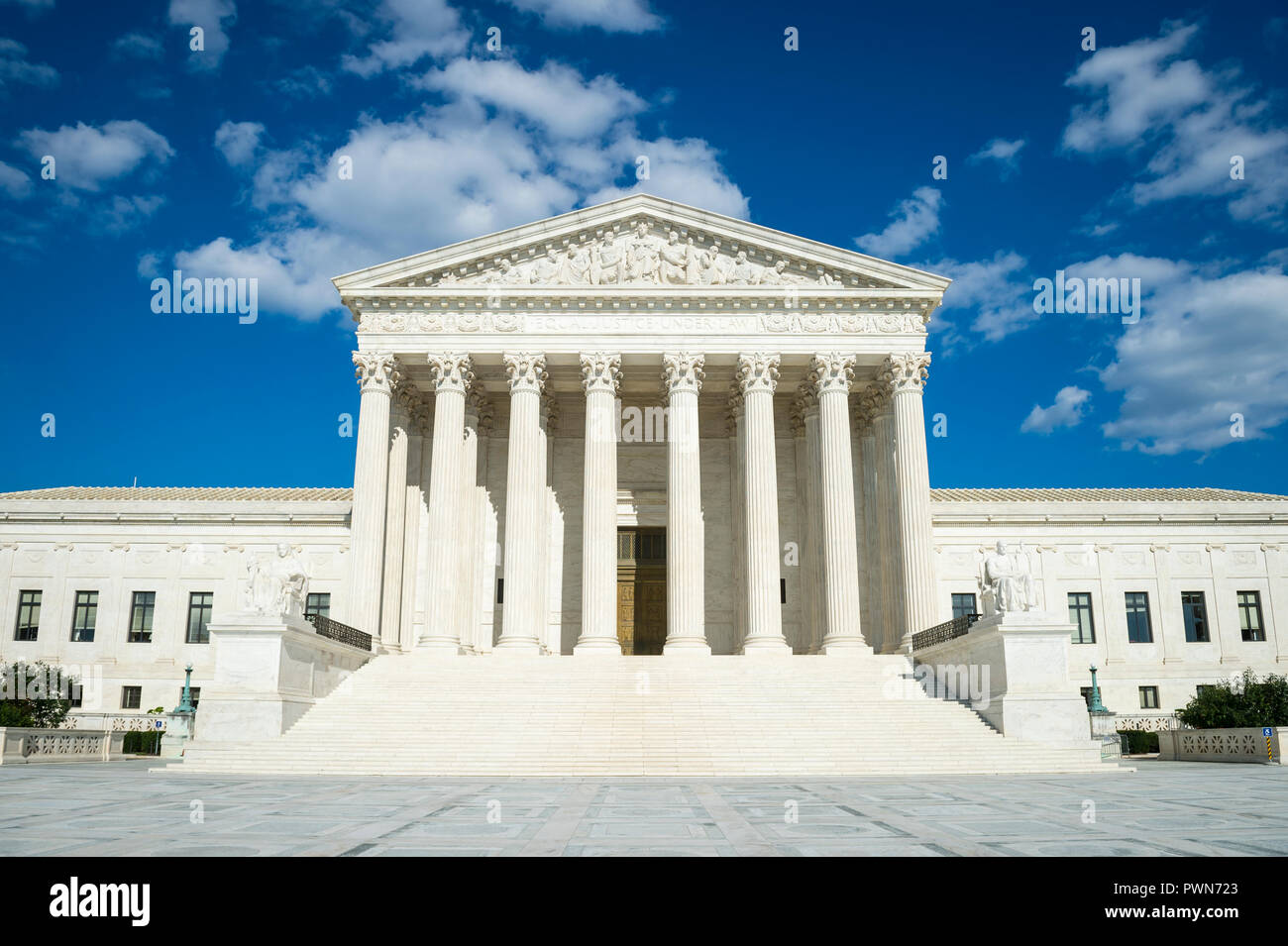 Courtyard courthouse hi-res stock photography and images - Alamy