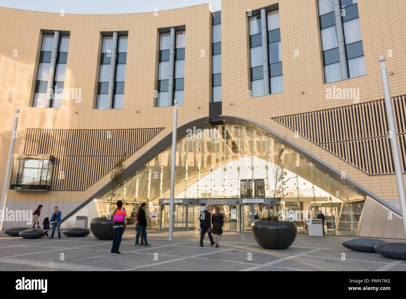 Dundee railway train station, Scotland, UK Stock Photo - Alamy