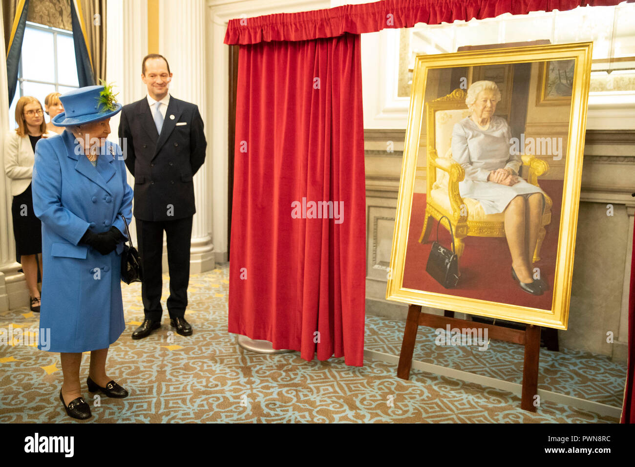 Queen Elizabeth II viewing a new portrait of her painted by BP Portrait ...