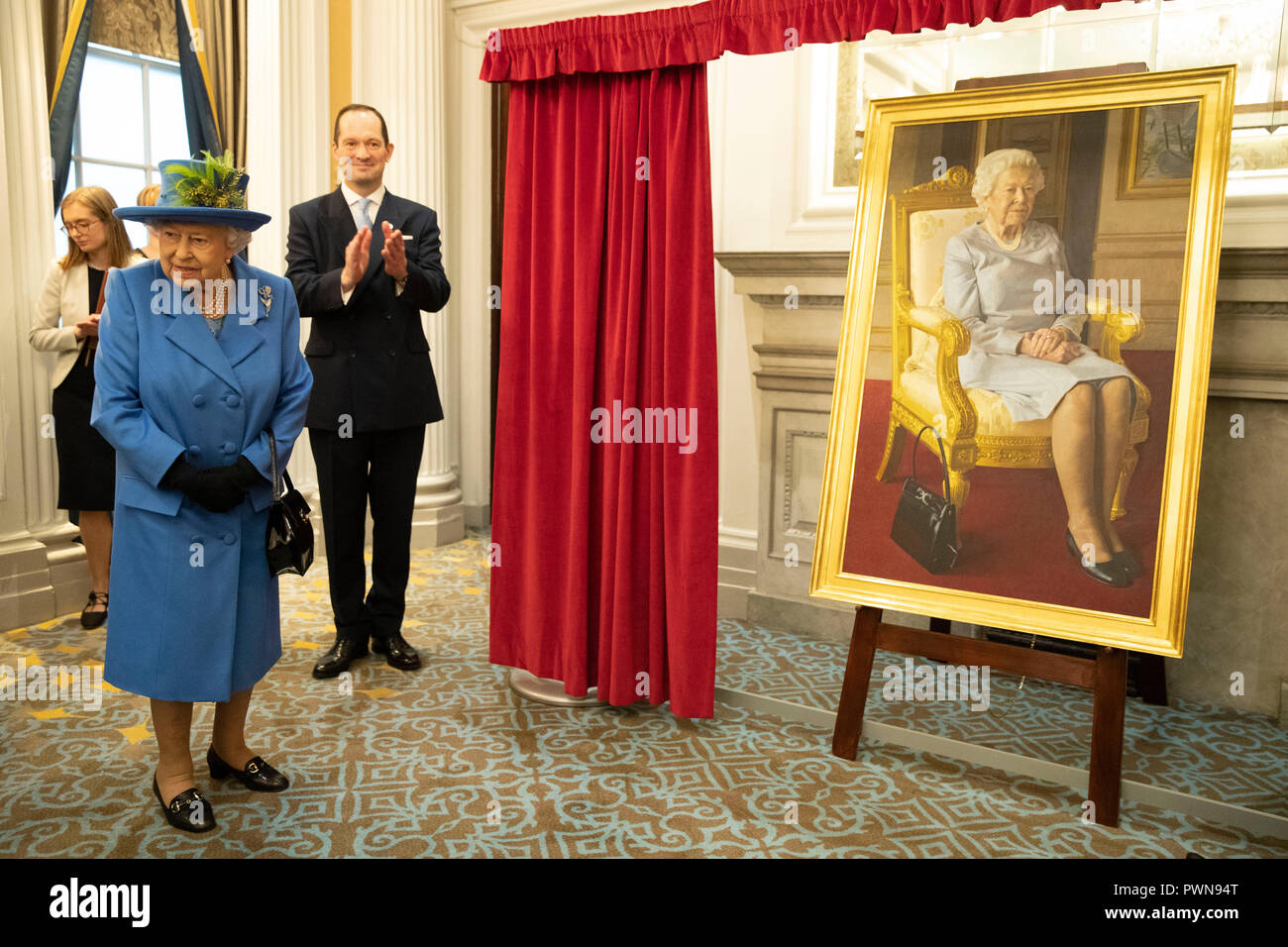 Queen Elizabeth II viewing a new portrait of her painted by BP Portrait ...