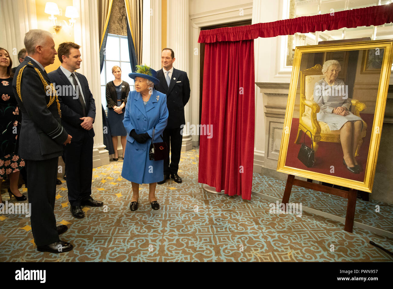 Queen Elizabeth II viewing a new portrait of her painted by BP Portrait ...