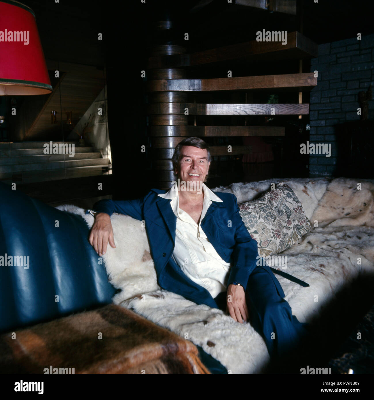 O. W. Fischer, österreichischer Schauspieler auf seinem Sofa, Schweiz ...