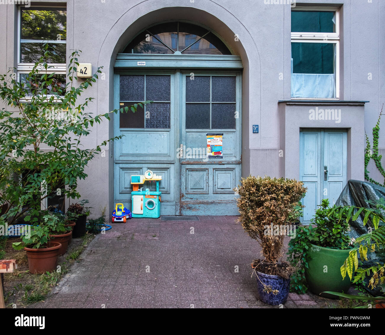 Children pot plants hi-res stock photography and images - Alamy
